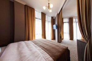 Roupas de cama premium, frigobar, escrivaninha