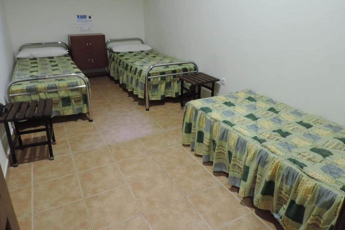 Quarto Triplo, 1 quarto, casa de banho partilhada | Wi-fi grátis, acesso para cadeira de rodas