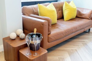 Apartamento Standard, 2 quartos | Sala de estar | Televisor de ecrã plano de 32 polegadas com canais digitais, televisor 