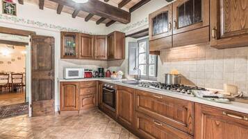 Villa, 5 quartos, não fumadores | Cozinha privada | Um frigorífico/congelador grande, um micro-ondas, um forno