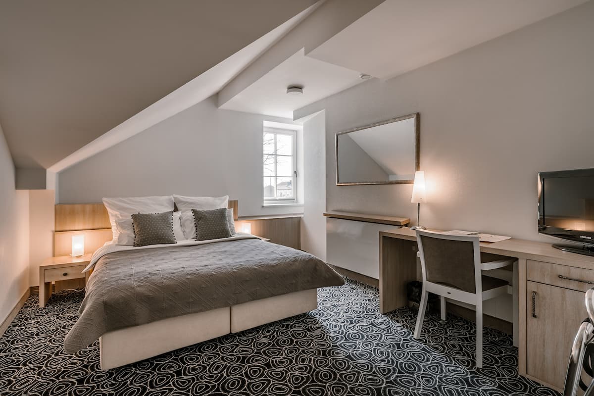 Quarto solteiro standard | Área de estar | TV de tela plana