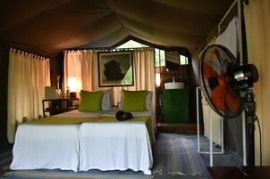 Tenda Exclusiva, 3 camas individuais, não fumadores, vista para a montanha | Secretária, roupa de cama fornecida 