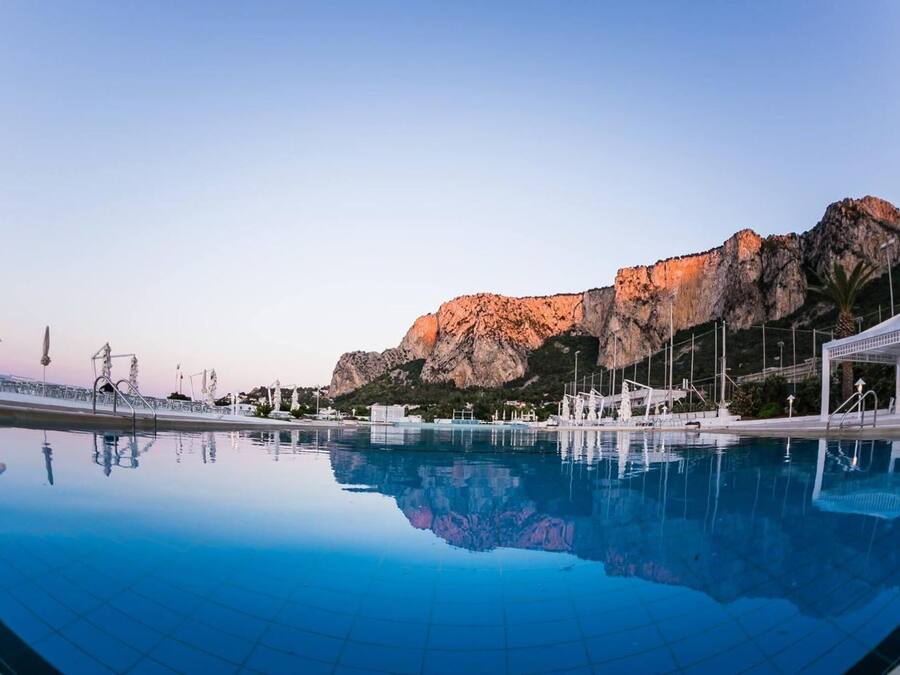 Piscina exterior sazonal, da(s) 9:00 à(s) 18:30, guarda-sóis