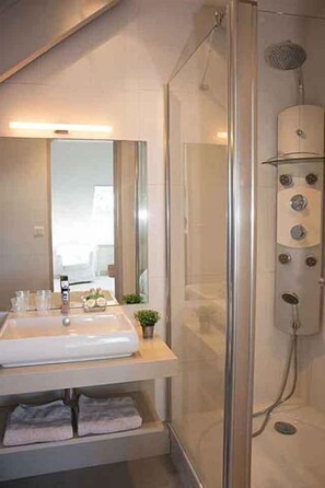 Quarto casal luxo, 1 cama Queen, vista para o mar (Côté Mer) | Banheiro | Ducha de hidromassagem, produtos de toalete de grife, secador de cabelo 