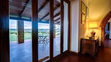 Vila, vários quartos | Terraço/pátio