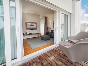 Suite Deluxe | Sala de estar | Smart TV de 40 de polegadas com canais por cabo, televisor, livros 