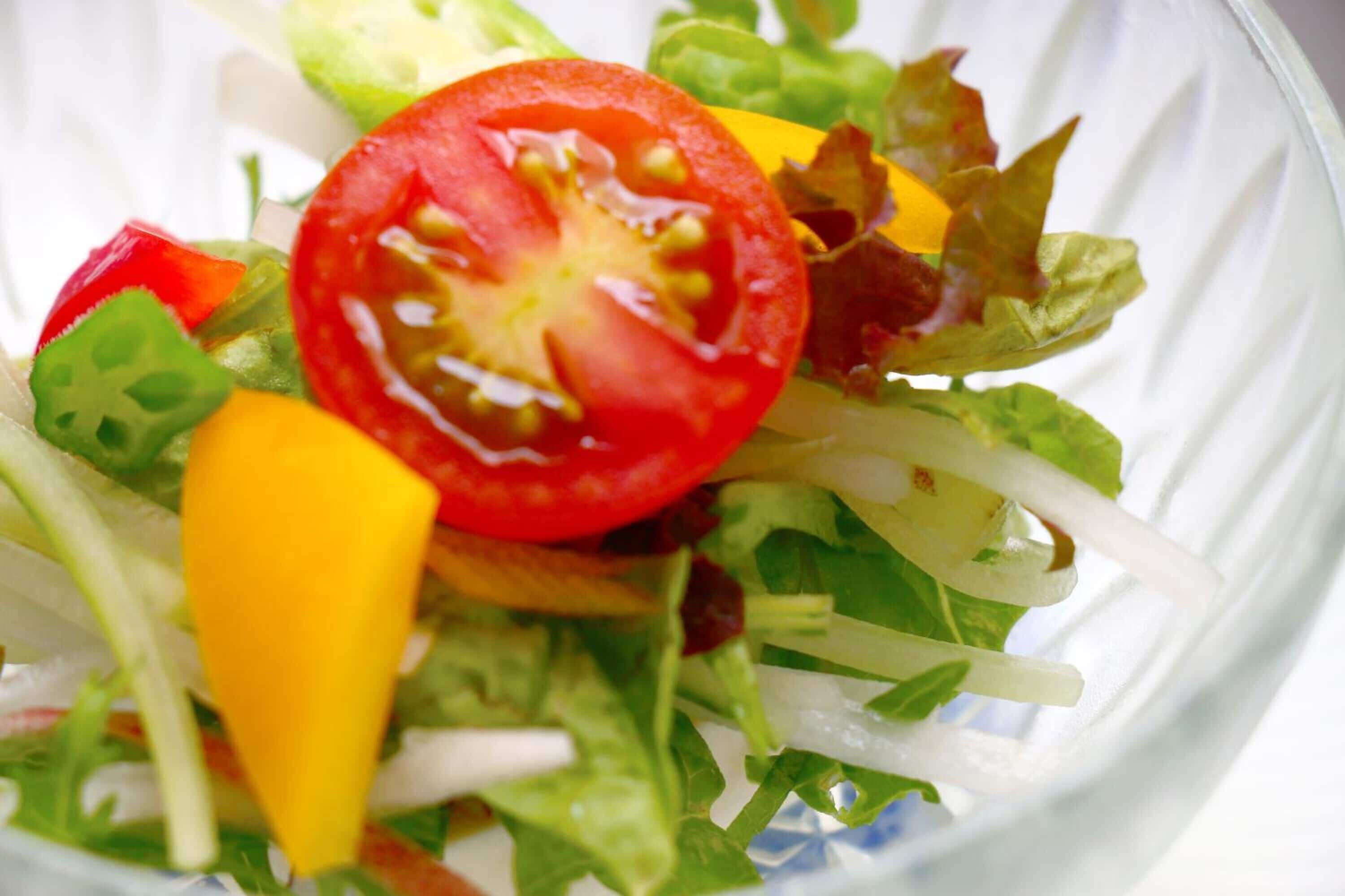 Salada com diversos vegetais.
