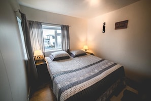 Escrivaninha, cortinas blackout, Wi-Fi de cortesia, roupa de cama