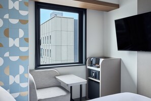 Quarto premium, 2 camas de solteiro (High Floor, Free Breakfast) | Cofres nos quartos, escrivaninha, espaço de trabalho para notebook