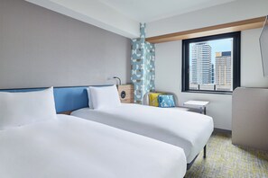 Quarto premium, 2 camas de solteiro (High Floor, Free Breakfast) | Cofres nos quartos, escrivaninha, espaço de trabalho para notebook