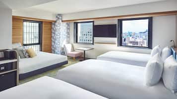 Quarto premium, 3 camas de solteiro (High Floor, Free Breakfast) | Cofres nos quartos, escrivaninha, espaço de trabalho para notebook