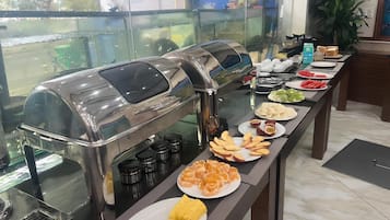 Café da manhã, almoço e jantar; local e internacional