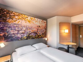 Quarto Duplo | Secretária, cortinas/cortinados opacos, quartos insonorizados