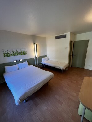 Quarto Standard (1-2 or 3 pers.) | Com mobília individualizada, secretária, cortinas/cortinados opacos 