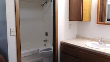 Quarto Duplo Básico, 2 camas de casal, não fumadores | Casa de banho | Uma combinação polibã/banheira, toalhas fornecidas, sabão