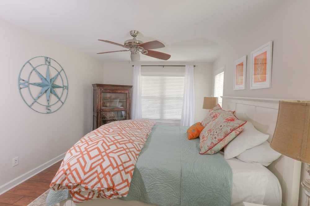 Charming Oak Island Cottage - Close To Everything! - Oak Island, NC