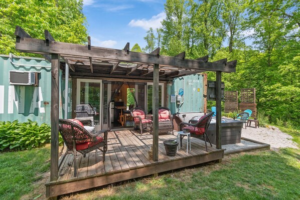 A Shipping Container Experience - Tuscarawas County | Vrbo