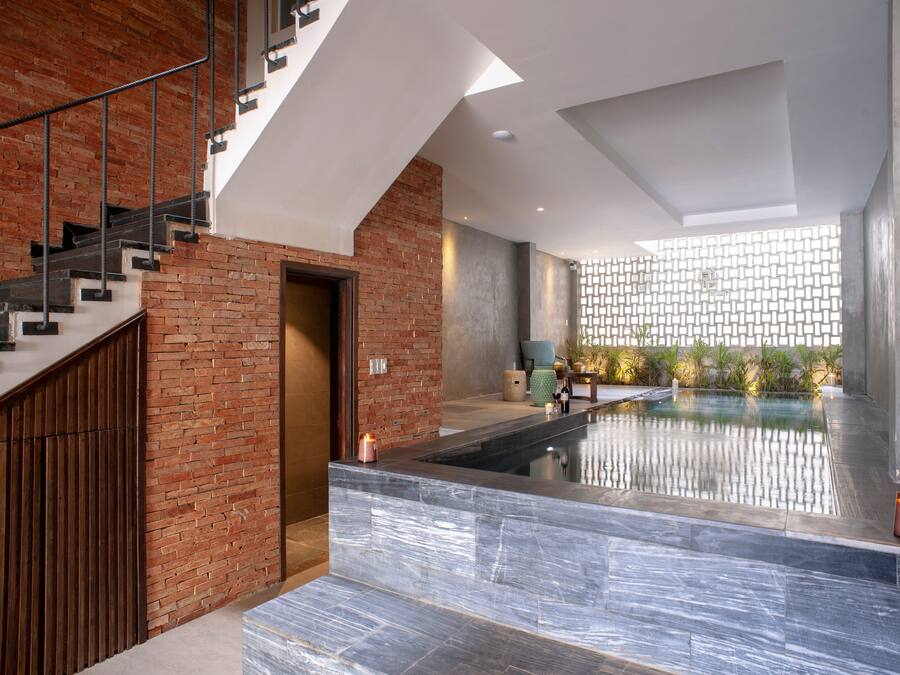 Piscina interior, espreguiçadeiras