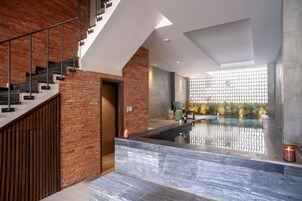 Piscina interior, espreguiçadeiras 