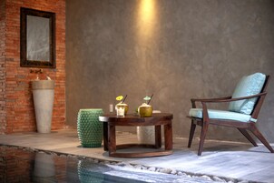Piscina interior, espreguiçadeiras 