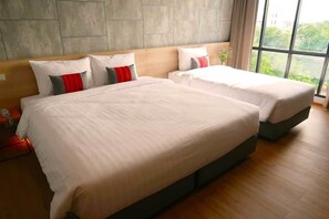 Quarto Triplo Deluxe, várias camas, não fumadores, Vista para a cidade | Com mobília individualizada, secretária 