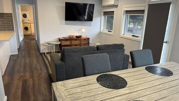 Apartamento Familiar, 2 quartos | Sala de estar | Smart TV de 55 polegadas com canais digitais, televisor