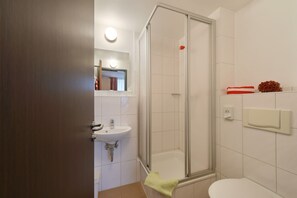 Quarto Individual | Casa de banho | Um polibã, um secador de cabelo, toalhas fornecidas 