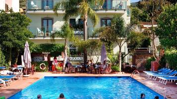 Piscina exterior sazonal, da(s) 9:00 à(s) 18:00, guarda-sóis