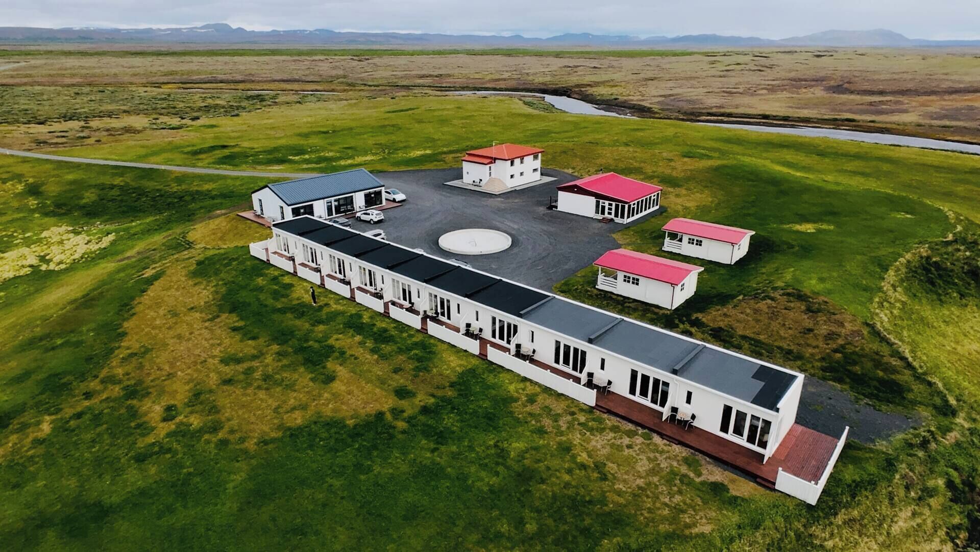 Um edifício moderno com uma estrutura longa e térrea e um pátio central.
