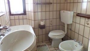 Casa, 2 quartos, vista para o lago | Banheiro | Chuveiro, produtos de toalete grátis, bidê, toalhas de banho