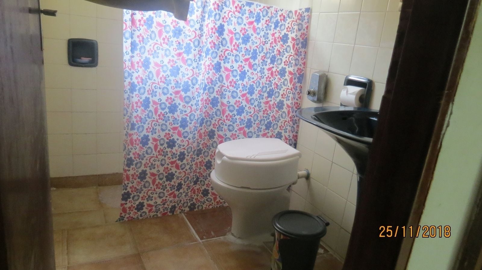 Casa Básica, várias camas, vista para o pátio | Casa de banho | Um polibã, um chuveiro fixo, toalhas fornecidas 