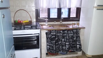 Casa básica, várias camas, vista para o pátio | Cozinha privada | Fogão, panela elétrica de arroz, talheres/pratos/utensílios de cozinha
