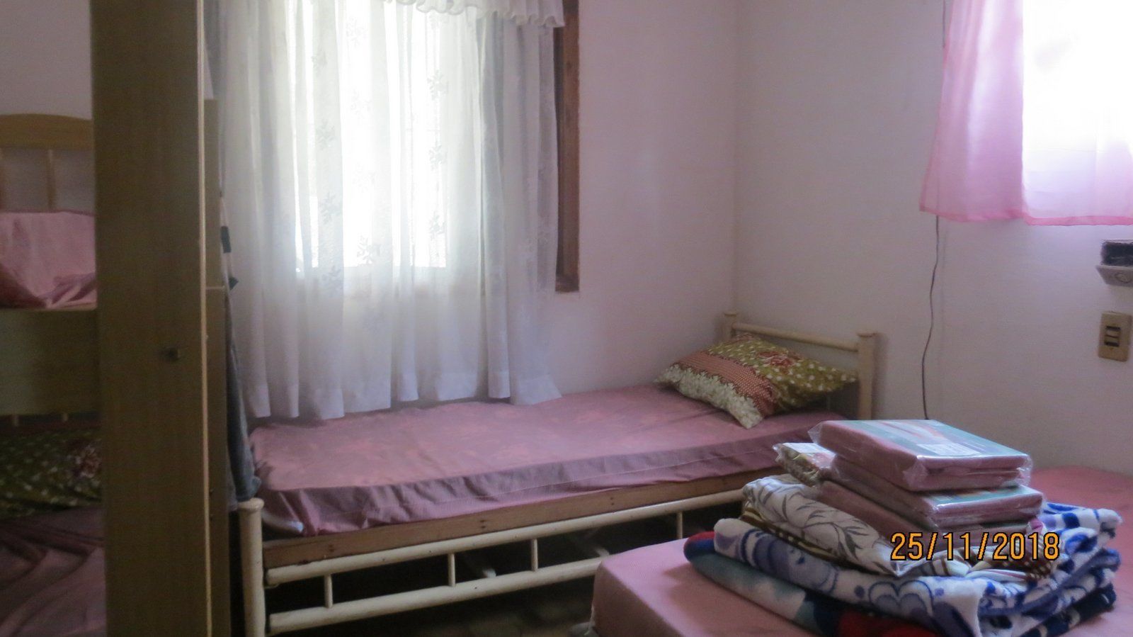 Casa Básica, várias camas, vista para o pátio | Cortinas/cortinados opacos, ferro/tábua de engomar 