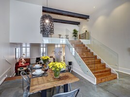 Dúplex Superior, 2 quartos | Sala | TV de ecrã plano 