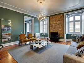 Apartamento Premium, 2 quartos | Sala | TV de ecrã plano 