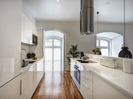 Dúplex Superior, 2 quartos | Cozinha privada | Um frigorífico/congelador grande, um micro-ondas, um forno 