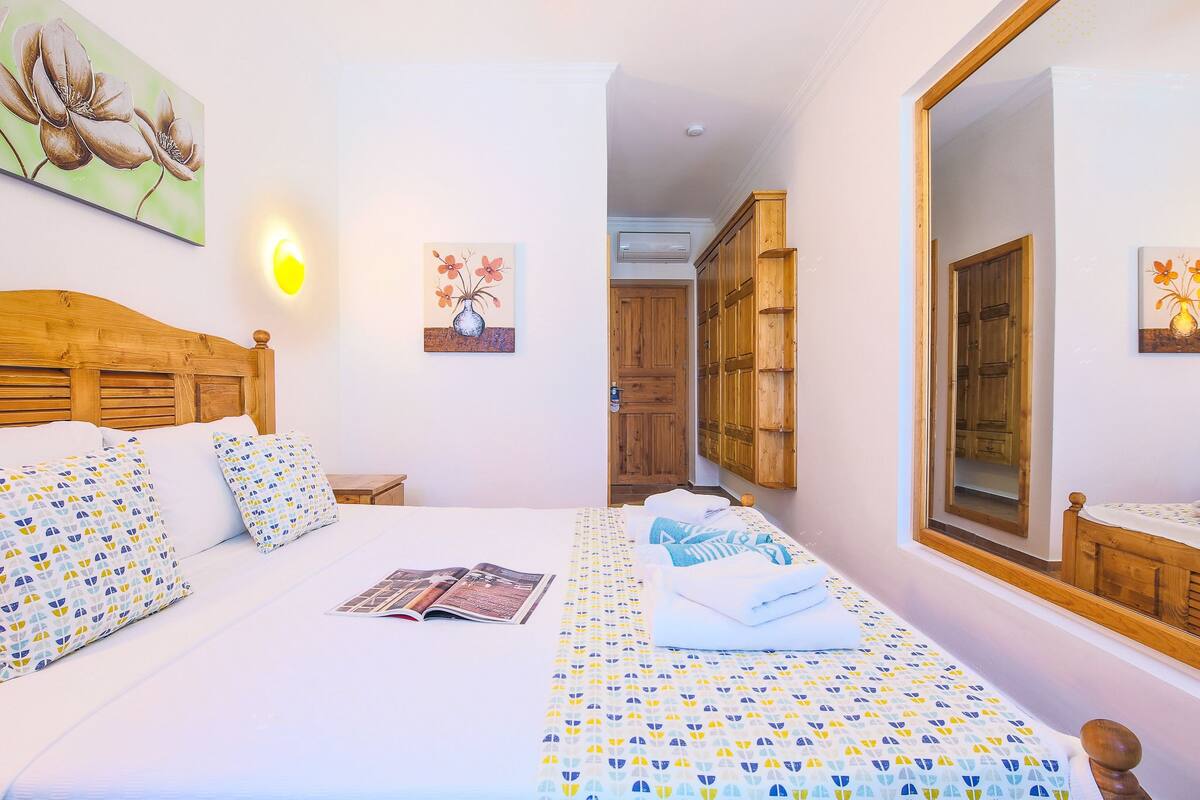 Quarto Standard, não fumadores, vista para o porto | Minibar, cofre no quarto, cortinas/cortinados opacos 