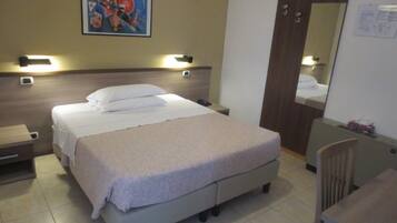 Quarto triplo, várias camas, para não fumantes | Escrivaninha, Wi-Fi de cortesia, roupa de cama