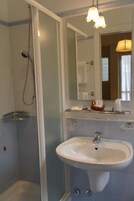 Quarto quádruplo, várias camas, para não fumantes, vista para a montanha | Banheiro | Chuveiro, chuveiro com efeito de chuva, produtos de toalete grátis, bidê