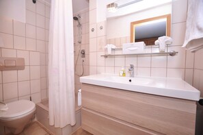 Quarto Individual Comfort | Casa de banho | Uma banheira de imersão total, artigos de higiene pessoal grátis
