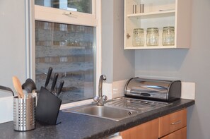 Apartamento, 3 quartos | Cozinha partilhada | Um frigorífico no espaço comum, um micro-ondas no espaço comum