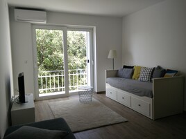 Estúdio, vista para o mar | Sala de estar | TV de ecrã plano 