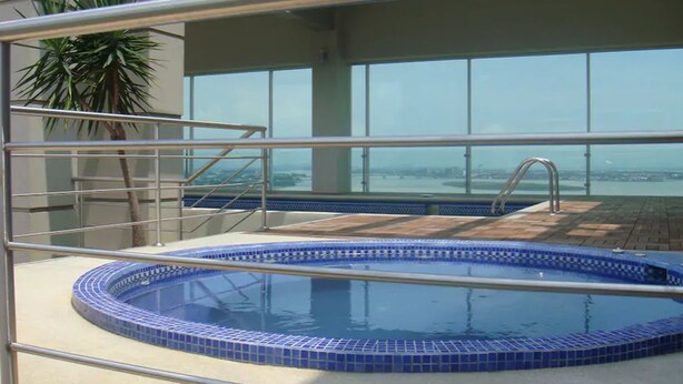 Piscina no terraço com vista para o horizonte da cidade.
