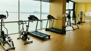 Academia com esteiras, elípticos e equipamentos de musculação.