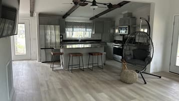 Casa Comfort, 1 quarto, terraço, vista para o parque | Cozinha privada | Um frigorífico/congelador grande, um micro-ondas, um forno