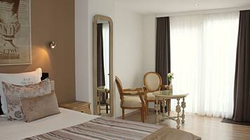 Quarto Duplo Deluxe, terraço | Minibar, cofre no quarto, com decoração personalizada