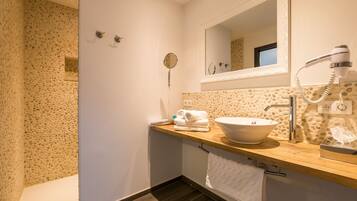 Quarto Duplo Comfort, varanda, vista para o parque | Casa de banho | Artigos de higiene pessoal grátis, um secador de cabelo