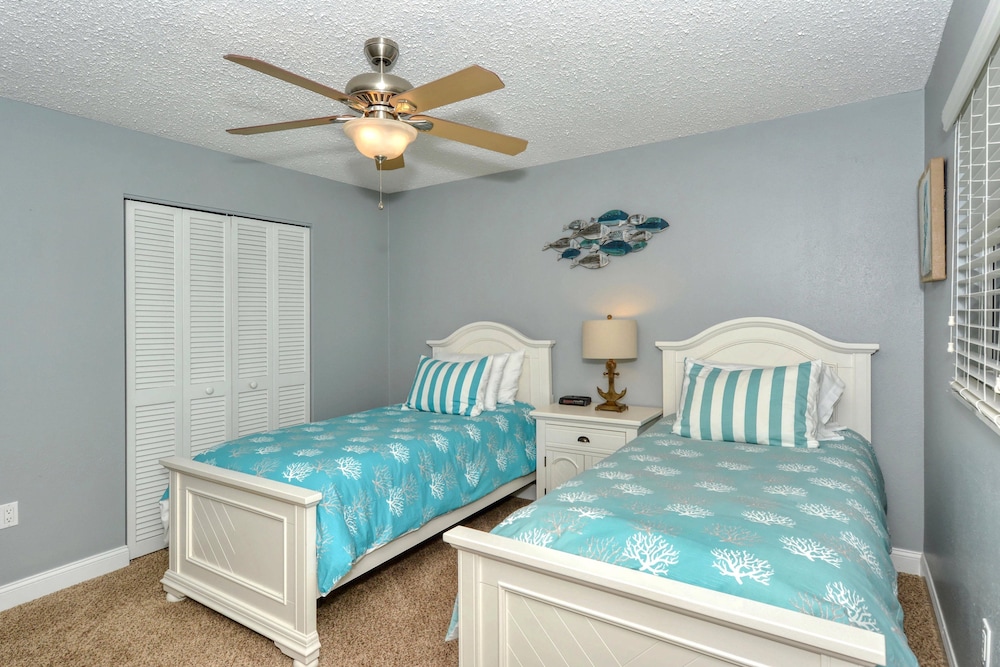 Renovated 2 Bedroom 2 Bath Accross The Street From Beautiful Siesta Key Beach. - Siesta Key, FL