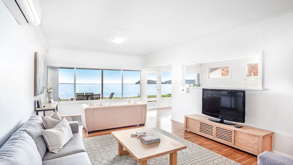 Beached Inn, 93 Foreshore Drive - Spacious Beach Front House - Port Stephens