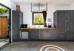 Villa Lua de Mel, 1 quarto | Cozinha privada | Um frigorífico, um micro-ondas, uma cafeteira/bule 